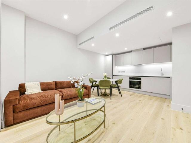Large one bedroom set within a portered block
