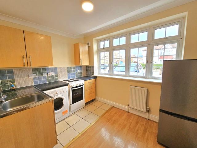 Large one bed/two bath flat to rent in W.Park