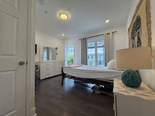 Large or small bedroom available