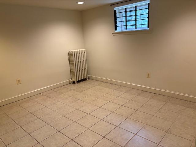 Large Private Basement Room with Private bathroom