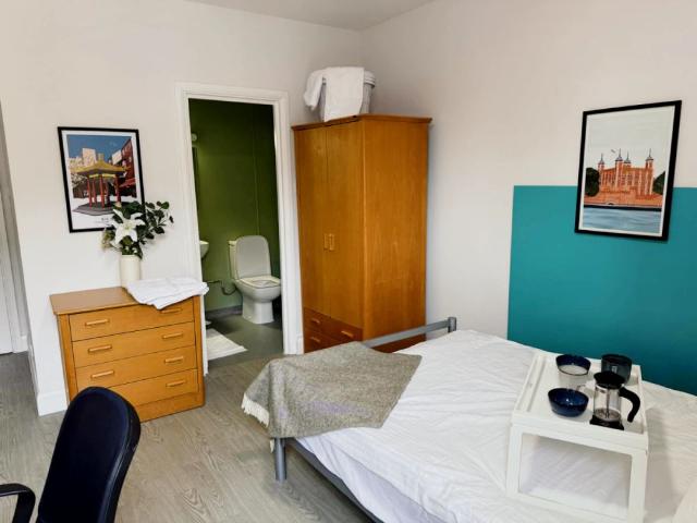 Large Private Ensuite Room