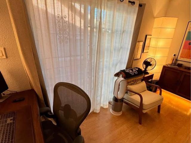 Large private furnished bedroom w/ privat entrance