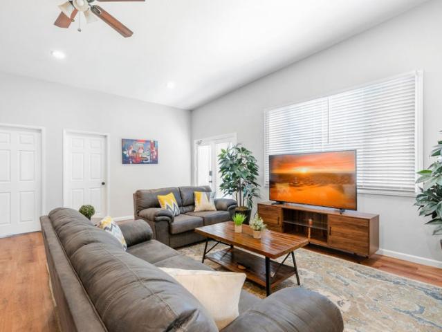 Large Private Room in Modern and Spacious Home