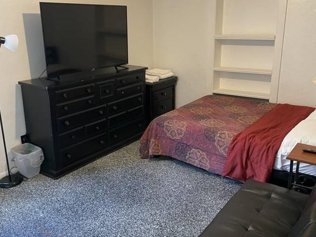 LARGE PRIVATE ROOM in upscale home share bathroom