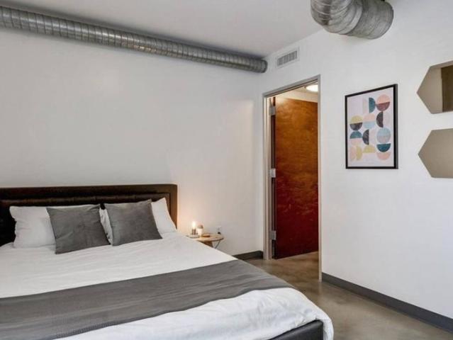 Large Private Room with Private Bath for Rent