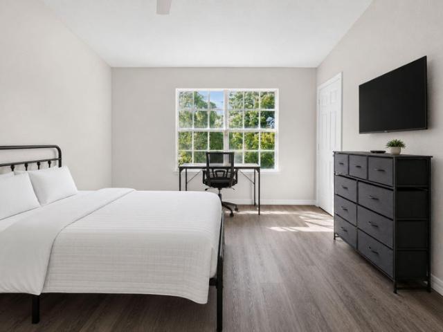 Large Private Rooms with Private Bathrooms in Orla