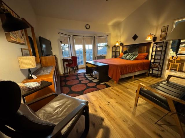 Large primary BR/en suite BA available