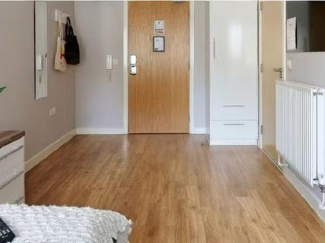 Large Quiet Student Studio near Cowley Road £310pw