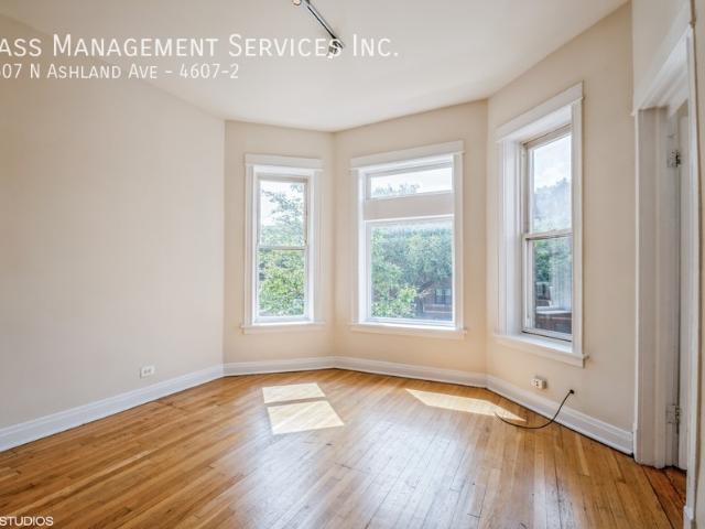 Large Ravenswood 3 bed with wood floors located near transit and heat included