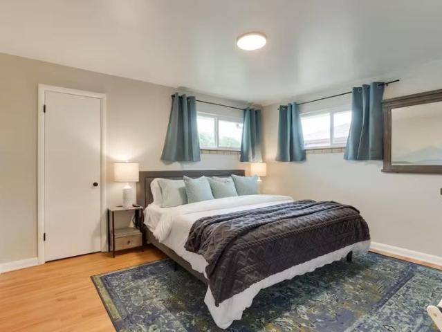 Large Renovated Home, Two Kitchens, Two Washer and