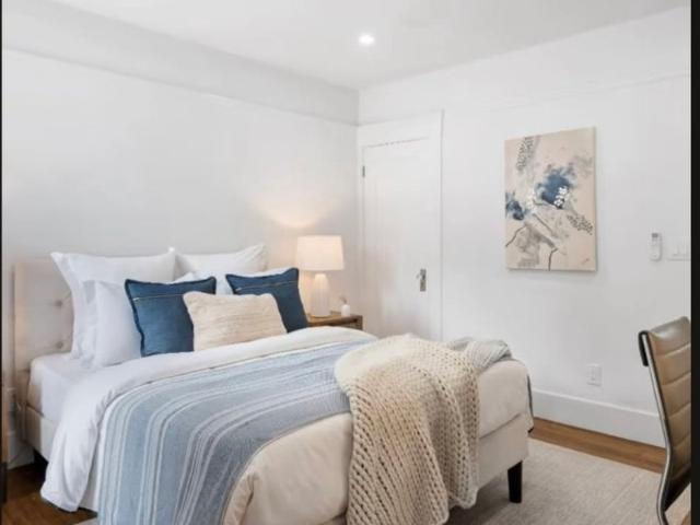 Large room new amazing house. Parking, backyard