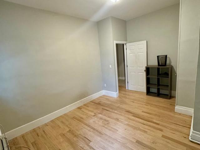 LARGE room available in Astoria. Very Quiet Area