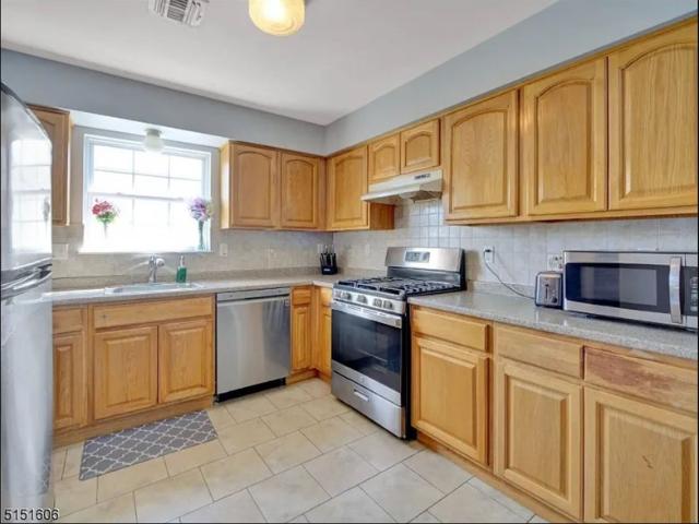 Large room available in quiet part of Newark