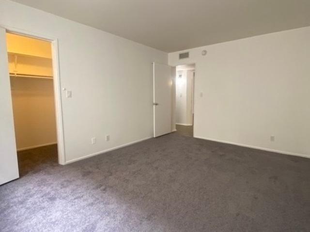 Large Room Encino