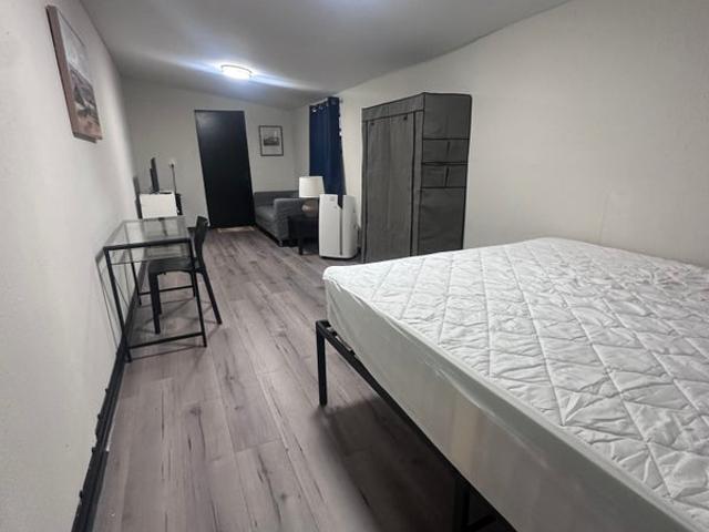 Large Room for Rent in Orlando_with private entra