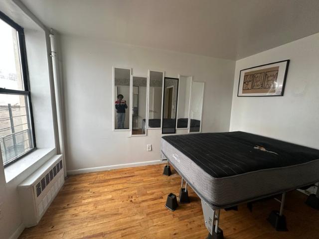 Medium sized room for rent great for students