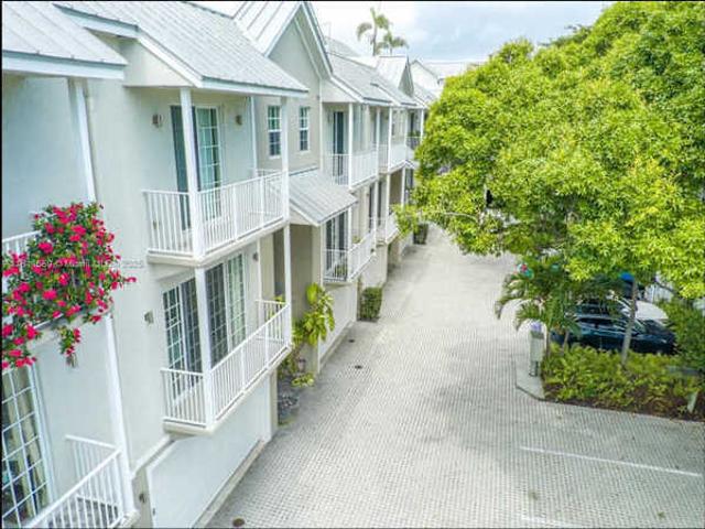 Large room for rent in 4 story Townhouse