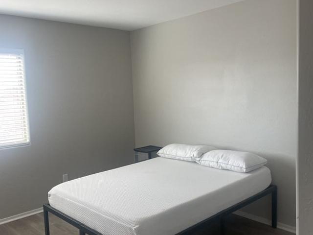 Large room for rent: Suburban & Central Location
