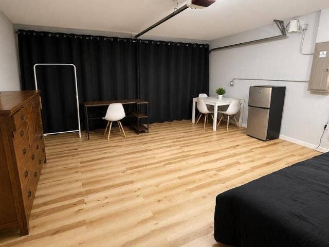 Large Room for Rent SE Cape Corall