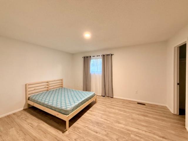 Large Room for Rent with Queen Size Bed & Walk_in