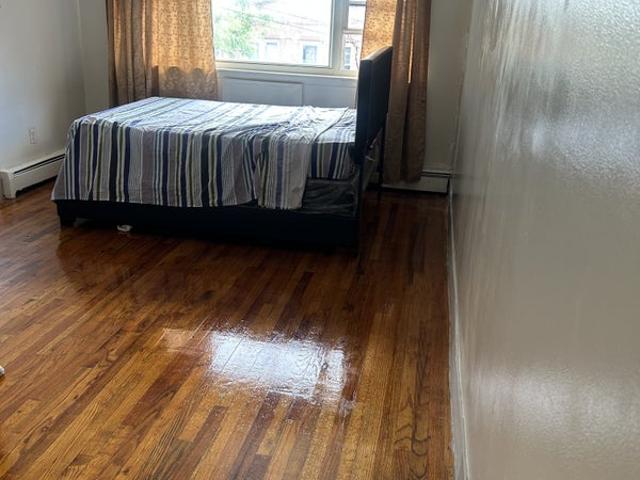 LARGE ROOM FOR RENT