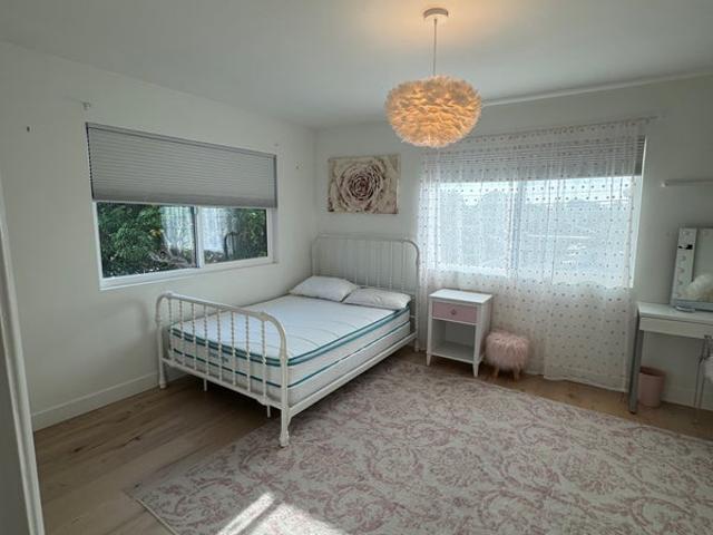 Large room in modern Venice house with shared bath
