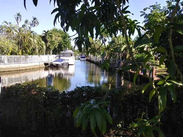 Large room in a quiet, nice area on the canal