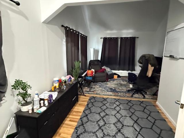 Large room in Amityville close to LIRR