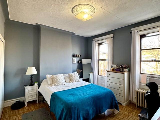 Large room in Astoria Short Term Sublease