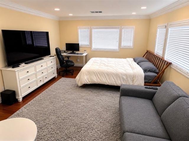 LARGE Room in Redondo Beach The Avenues