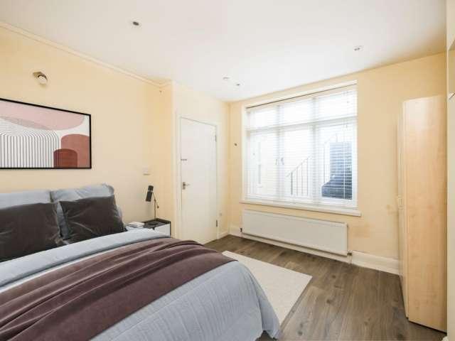 Large room in shared flat in Pimlico, London