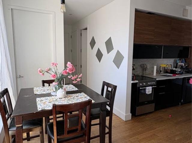 Large Room in Wburg Elevator + Gym + Laundry