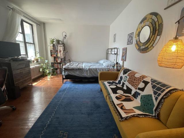 Large room in 3 bedroom apt in Sugar Hill