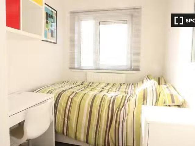 Large room in 4 bedroom flat in Tower Hamlets, London