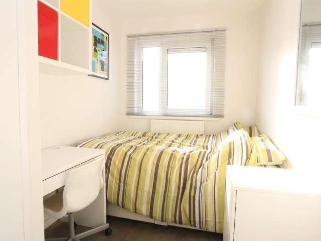 Large room in 4 bedroom flat in Tower Hamlets, London