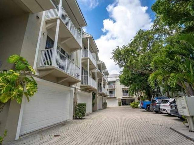 Large room in 4 story Townhouse