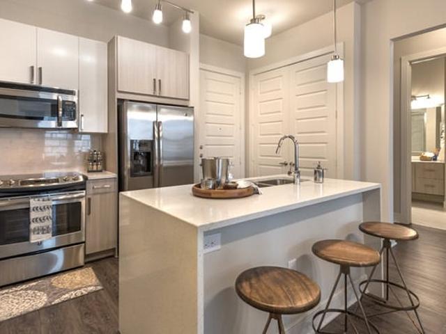Large Room & Private Bath in Luxury Apartment