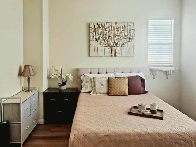 Large Room Shared Bath in a In A QuietSafe Neigh