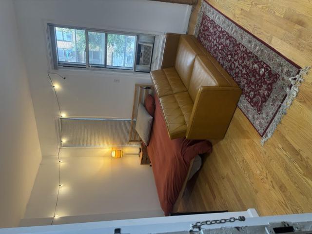 Large room w/ ensuite bathroom for sublet