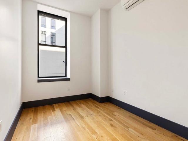 Large room w/ queen bed in 3 bed apartment