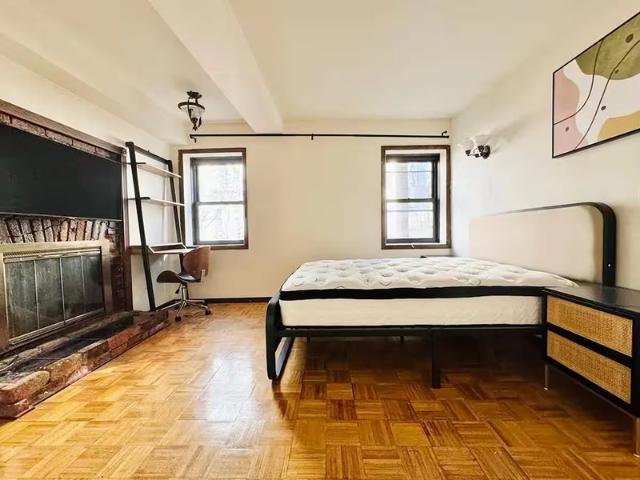 Large Room with AC & Laundry near Manhattan