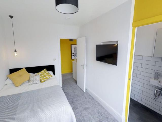 Large Room with Excellent Transport Access