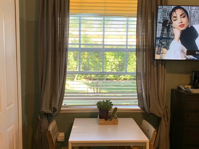 Large room with own bathroom in Wintergarden