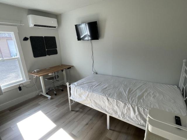 Large room with parking close to UNT & TWU