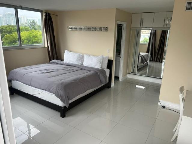LARGE ROOM WITH PRIVATE BATHROOM AND BALCONY