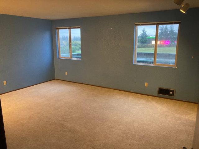 Large room with private full bathroom in townhouse