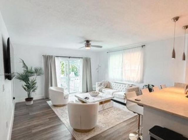 Large room w/priv bath
