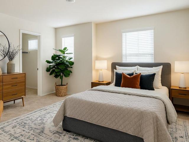 Large Room w/Shared Bathroom for Rent $650
