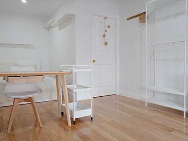 Large Room 1 Block to Subway| Female Roommate
