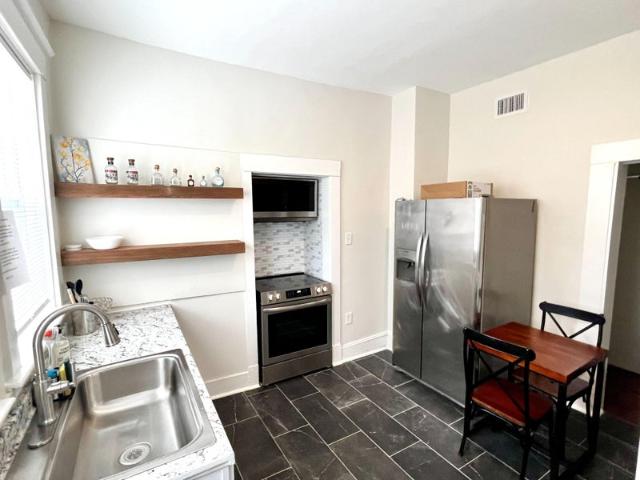 Large Rooms + Workspace in Secure Historic Jax ren